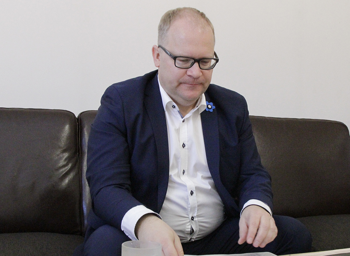 Vooremaa Europarlamendi saadik Urmas Paet: „Poliitikat ei peaks tegema ... Vooremaa Europarlamendi saadik Urmas Paet: „Poliitikat ei peaks tegema ...